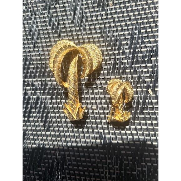 n/a | Jewelry | Twin Palm Tree Lapel Pins Gold Tone 5 Inch | Poshmark
